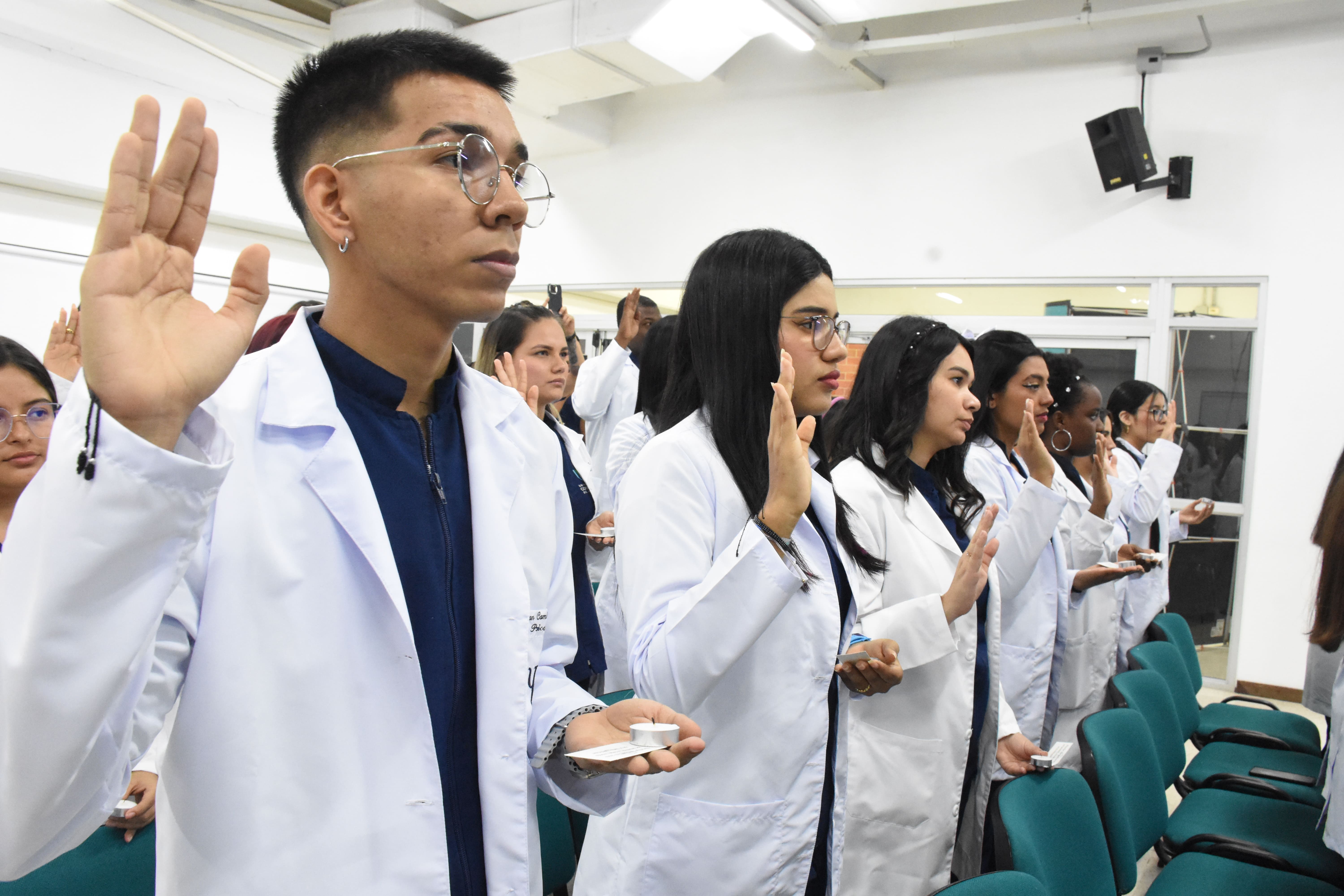 Ceremonia de Imposición de Batas Blancas, el primer paso hacia la práctica clínica.